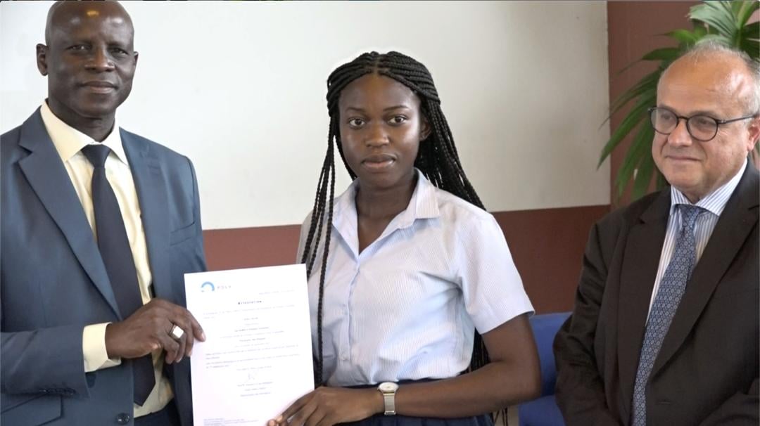 Cérémonie en l’honneur de ses élèves de deuxième année en classe.