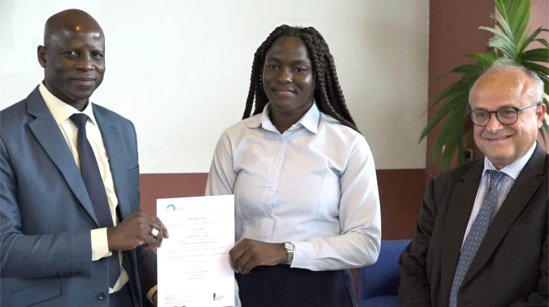 Cérémonie en l’honneur de ses élèves de deuxième année en classe.